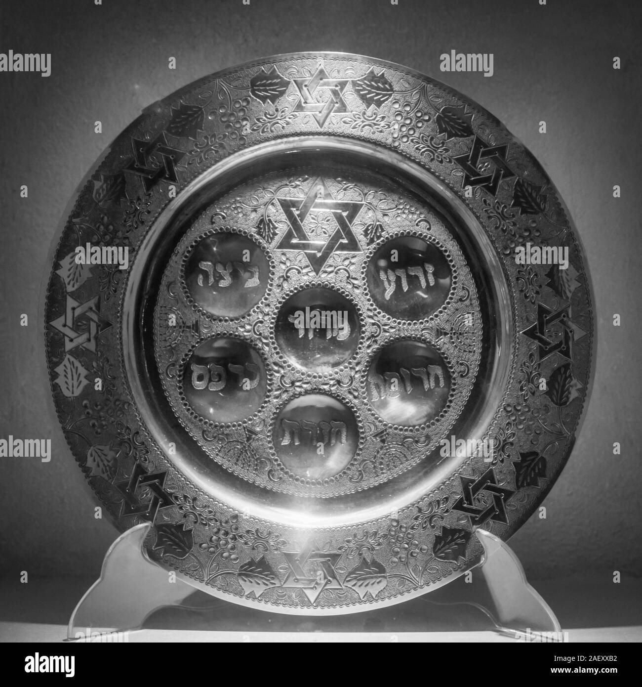 Seder plate hi-res stock photography and images - Alamy