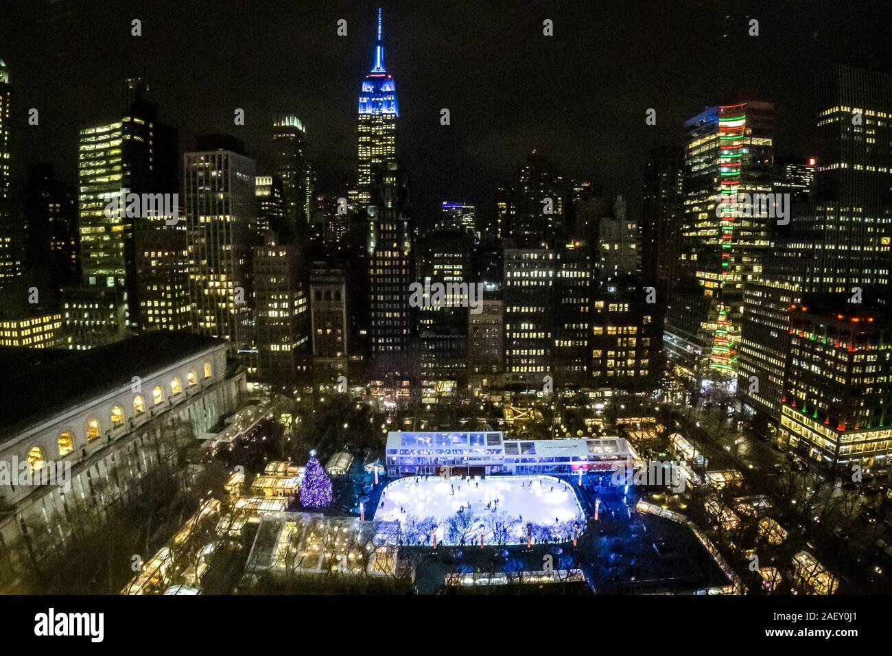 New York, USA, 10 December 2019. Ice skating at night in Manhattan's ...