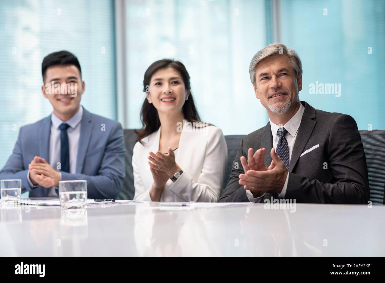 Clapping hands team building hi-res stock photography and images - Alamy