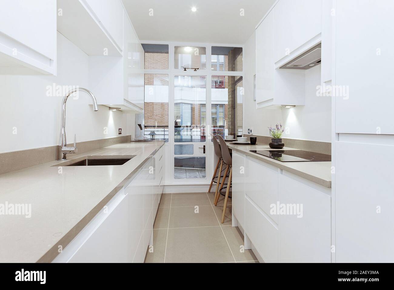 A straight view of a modern and bright kitchen Stock Photo - Alamy