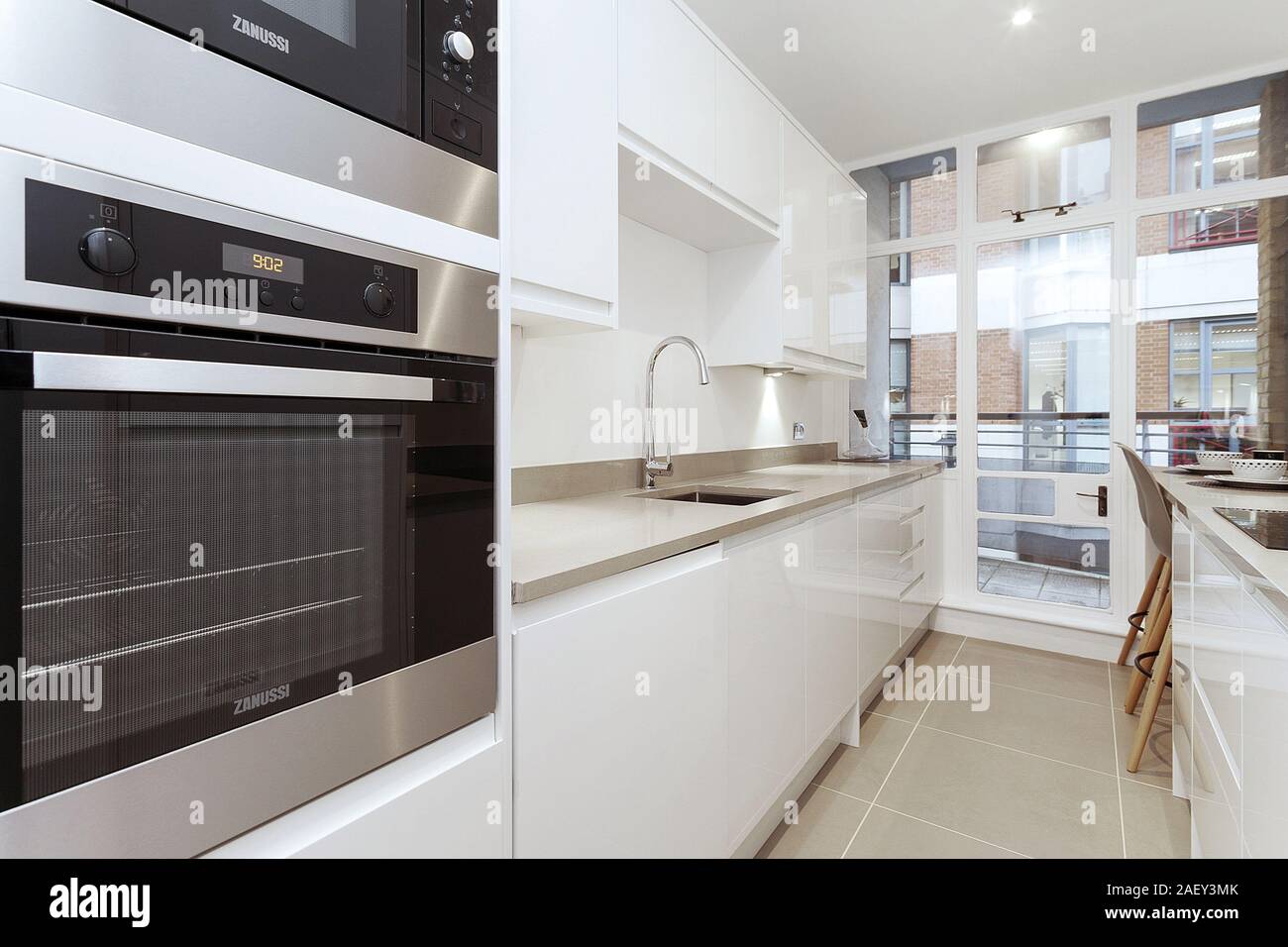 An angled view of a modern on bright kitchen Stock Photo - Alamy