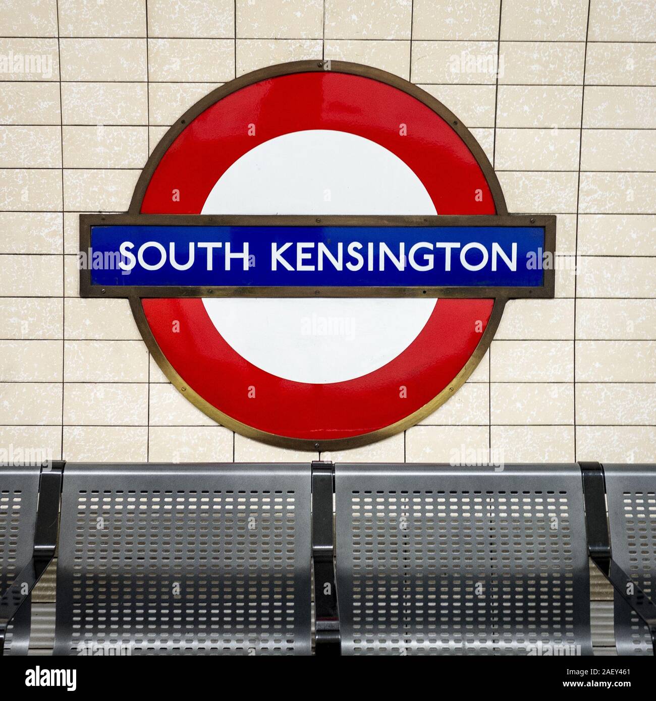 Piccadilly line sign london hi-res stock photography and images - Alamy