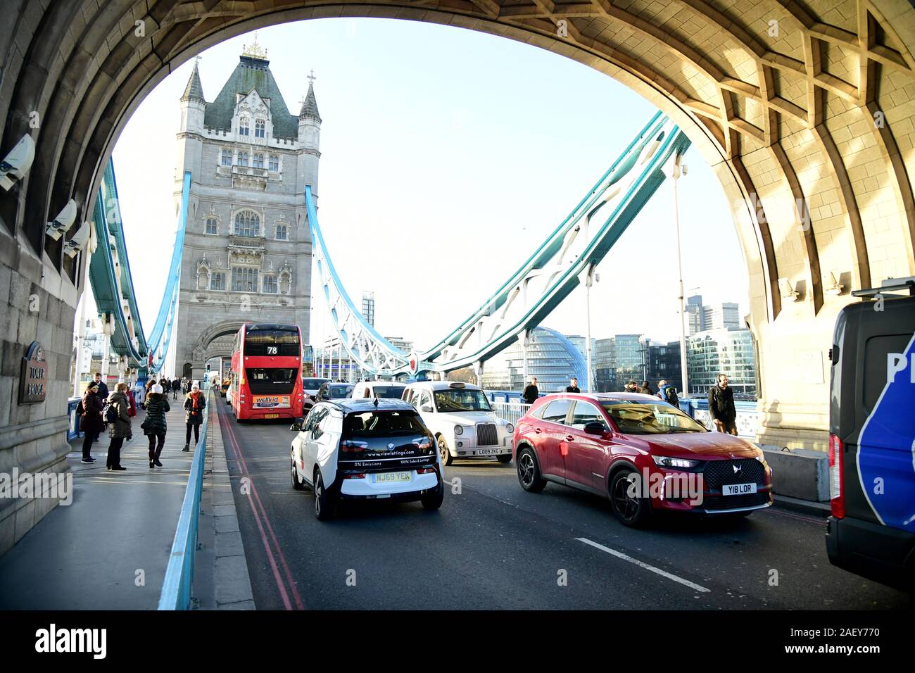 Traffic on the bridge hi-res stock photography and images - Alamy