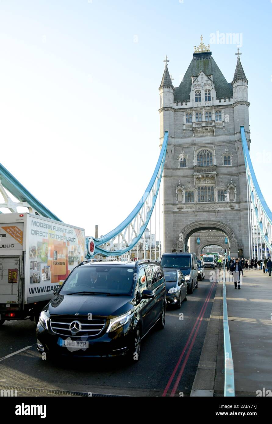 Traffic on Tower Bridge in London Stock Photo - Alamy