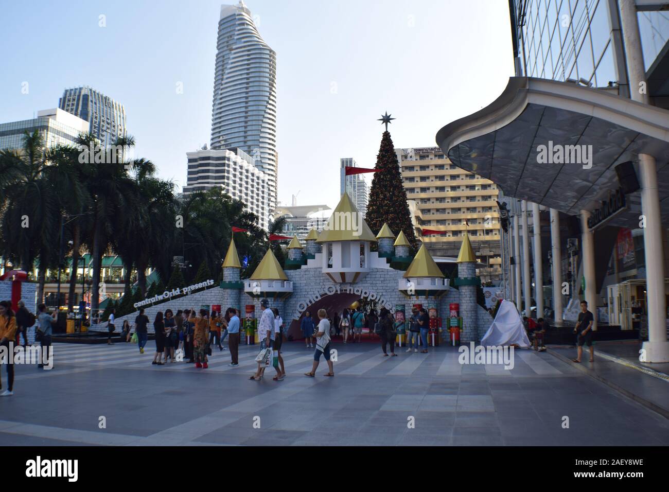 Shopping mall central world bangkok hi-res stock photography and images ...