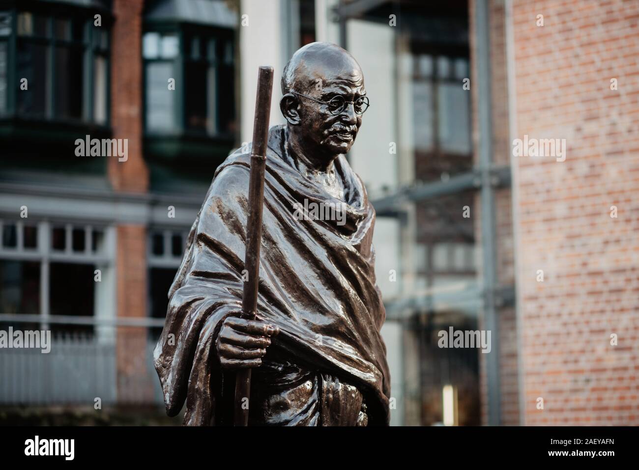 Mahatma Gandhi statue. Cathedral Yard. Manchester Stock Photo - Alamy