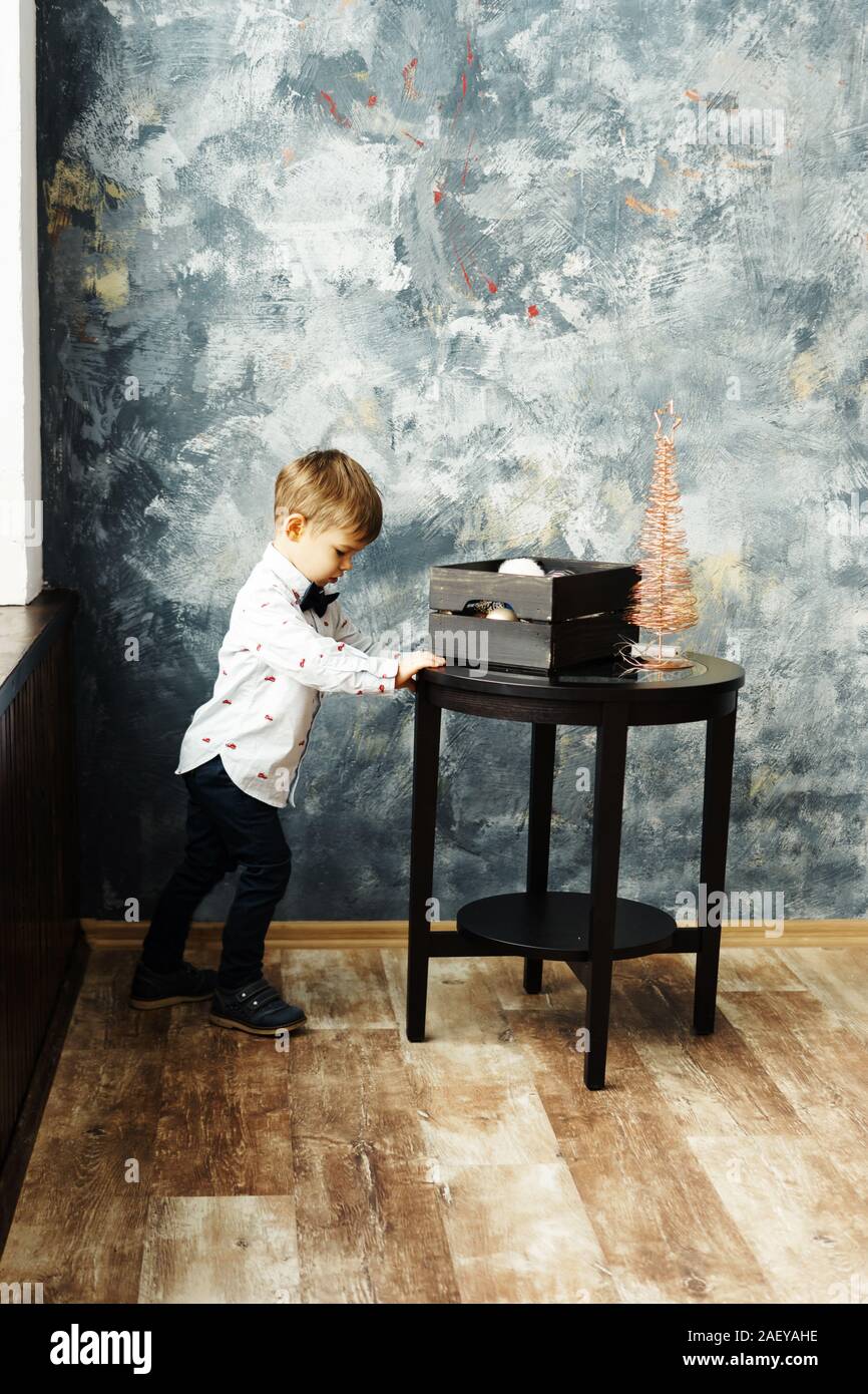 Pushing table hi-res stock photography and images - Alamy