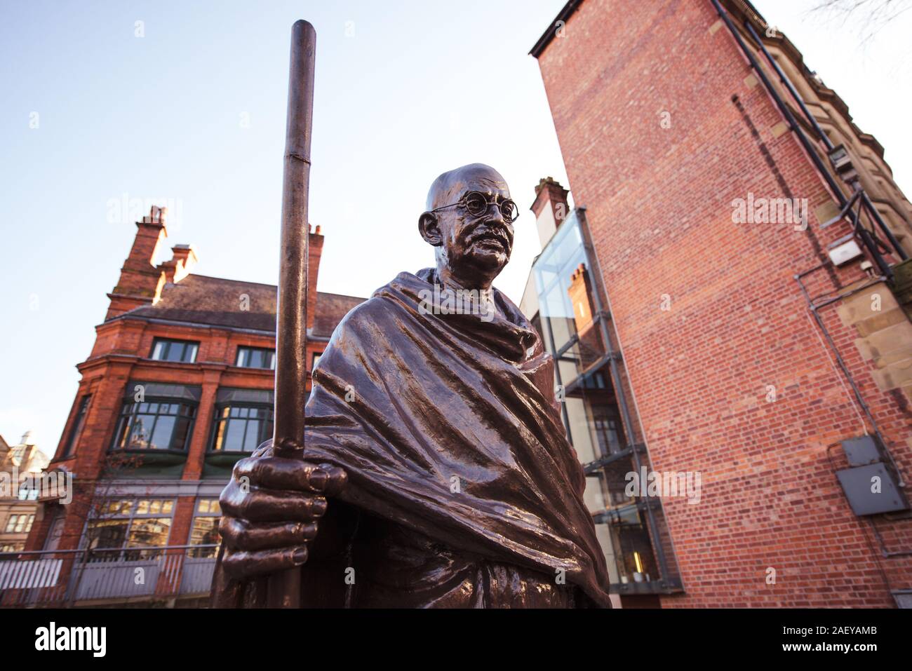 Mahatma gandhi statue and manchester cathedral hi-res stock photography ...