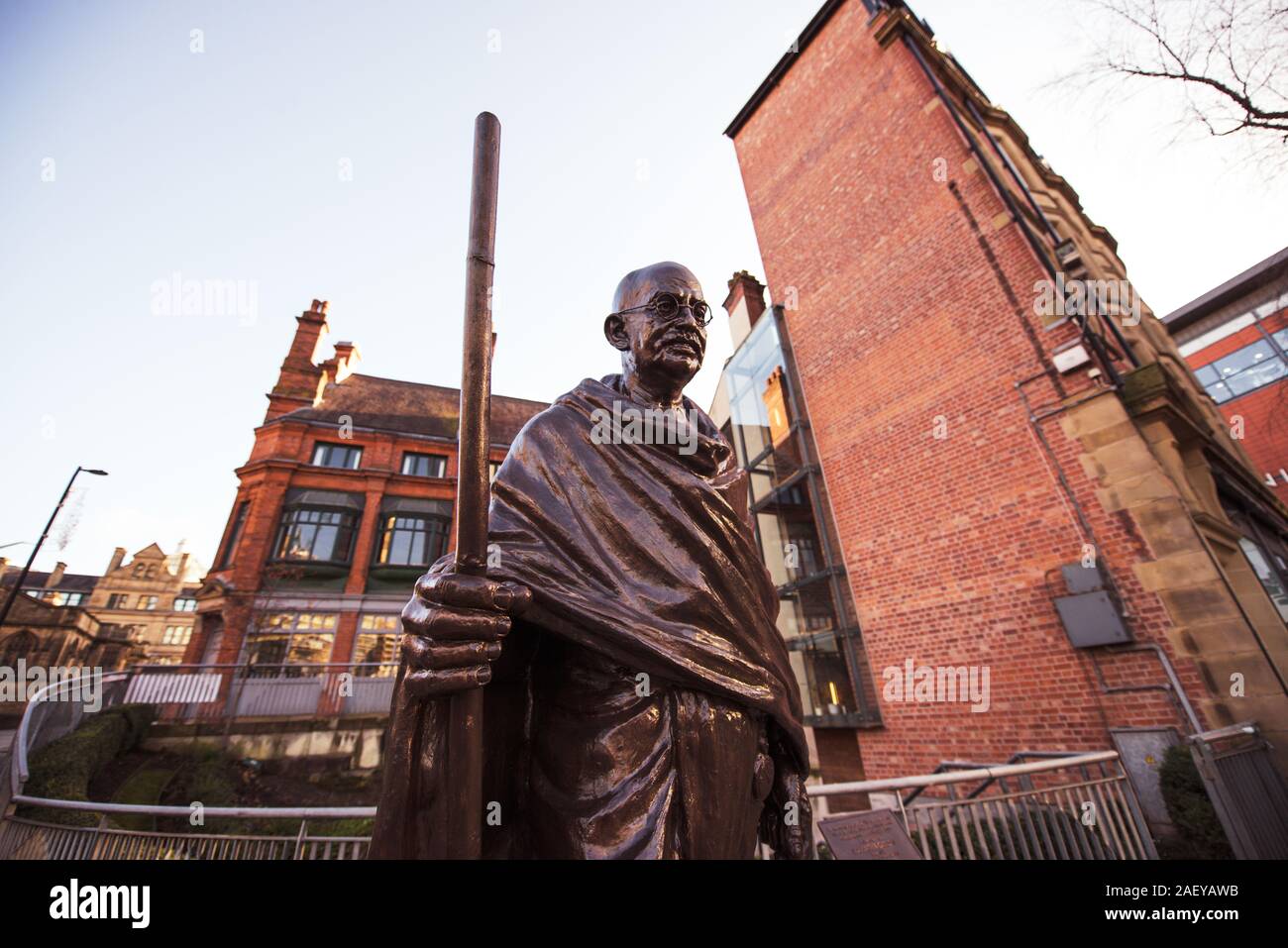 Mahatma Gandhi statue. Cathedral Yard. Manchester Stock Photo - Alamy