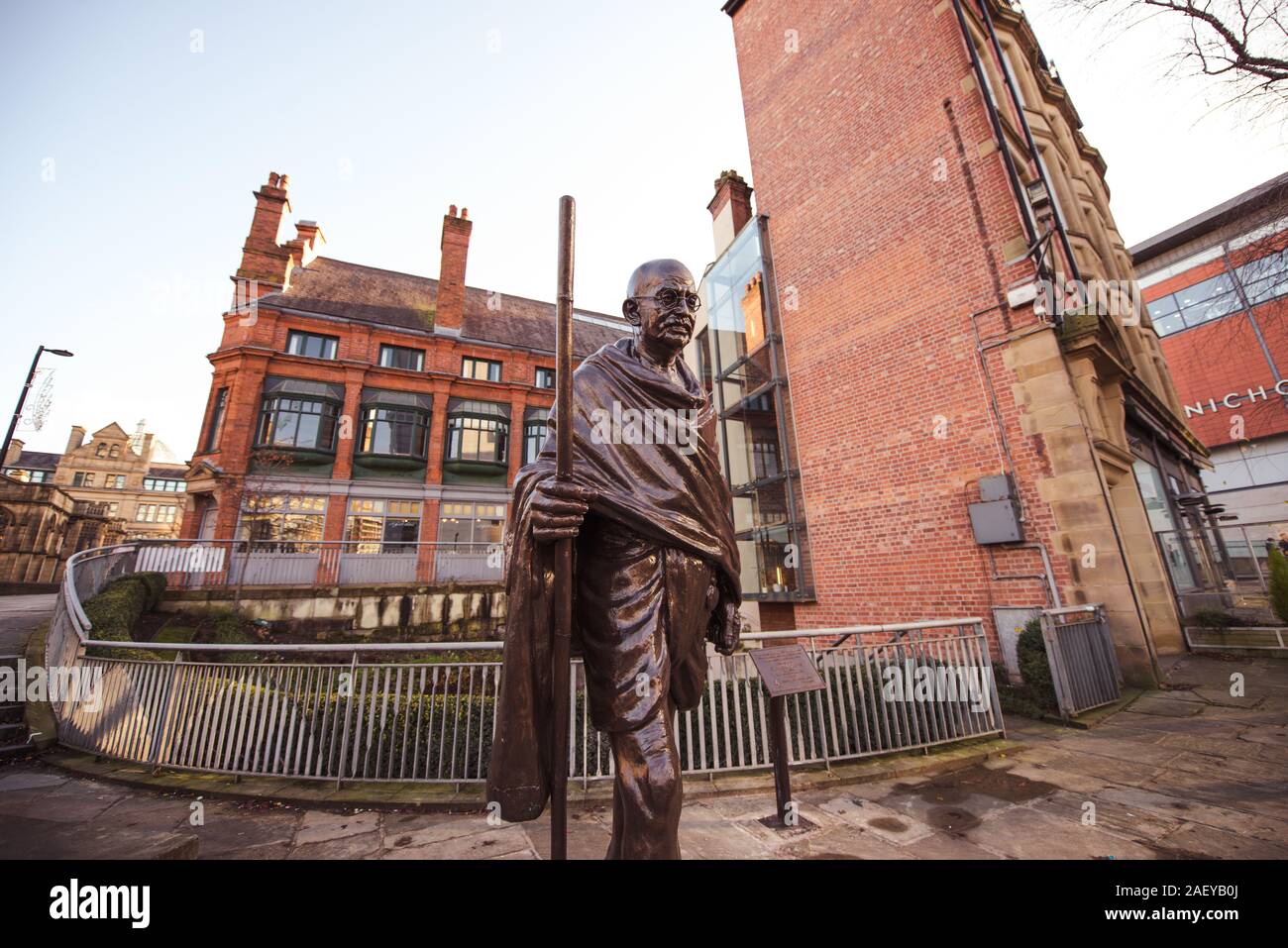 Mahatma gandhi statue and manchester cathedral hi-res stock photography ...