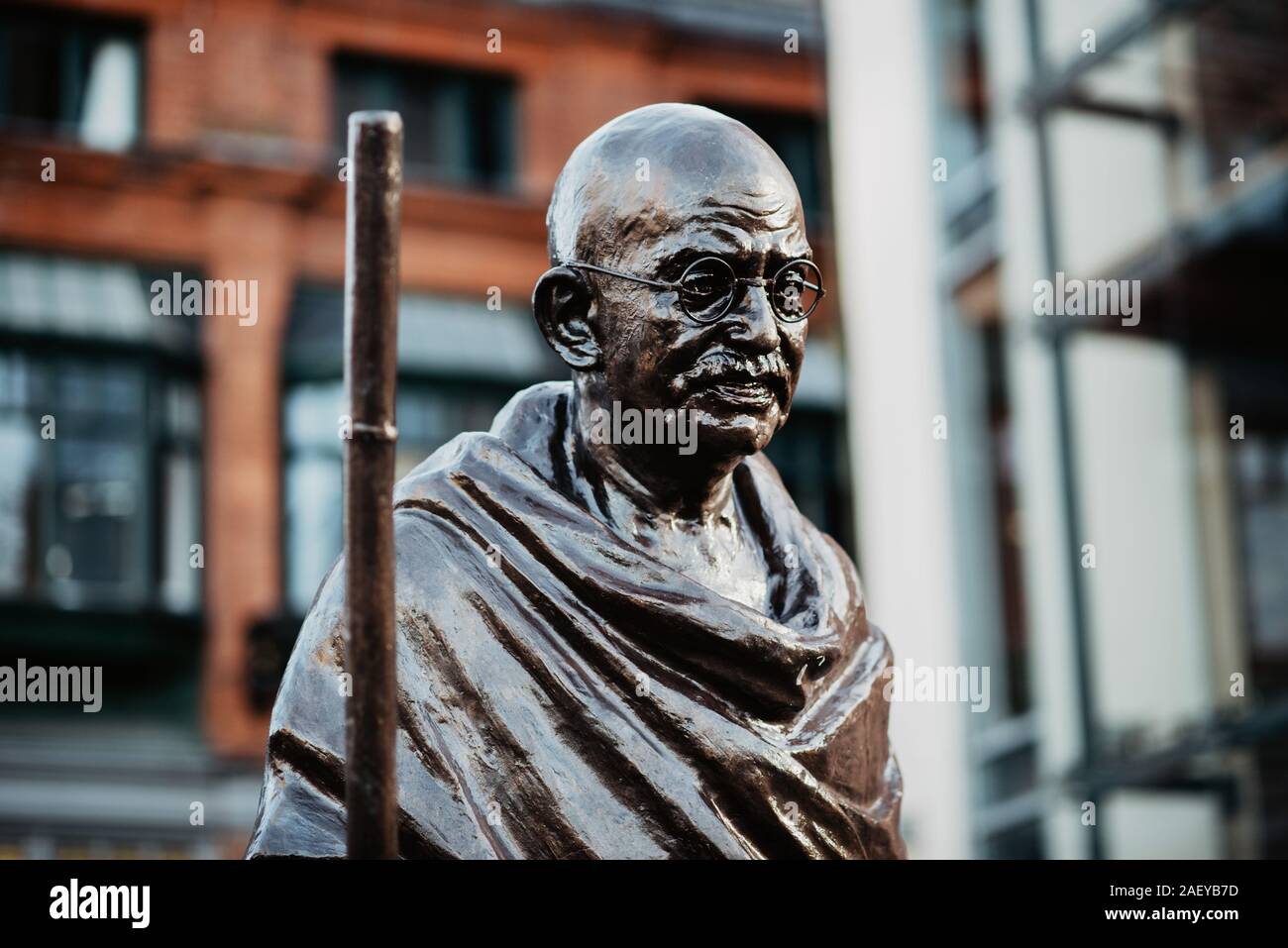 Mahatma gandhi statue and manchester cathedral hi-res stock photography ...