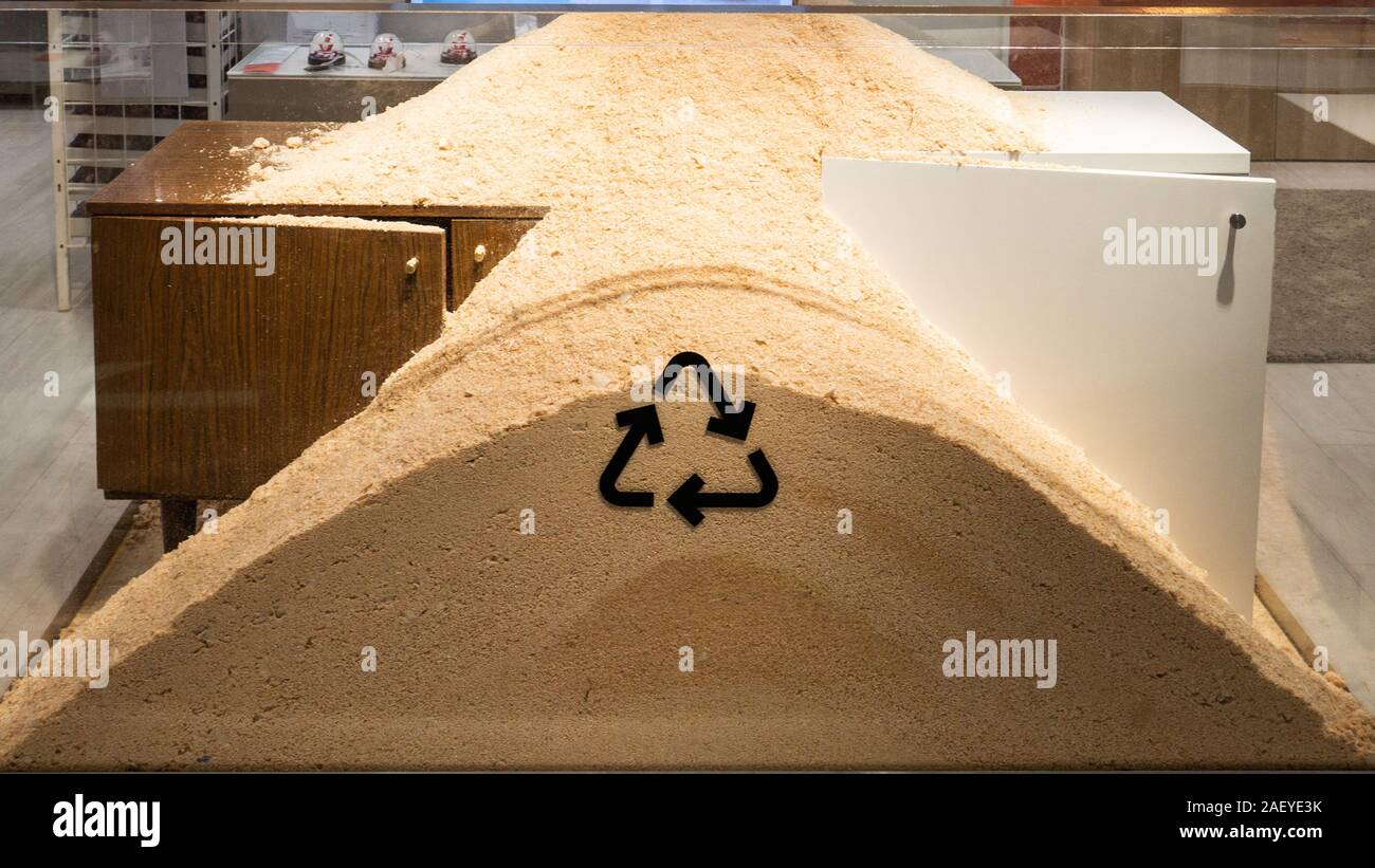 Recycling furniture. Recycling wood icon Stock Photo - Alamy