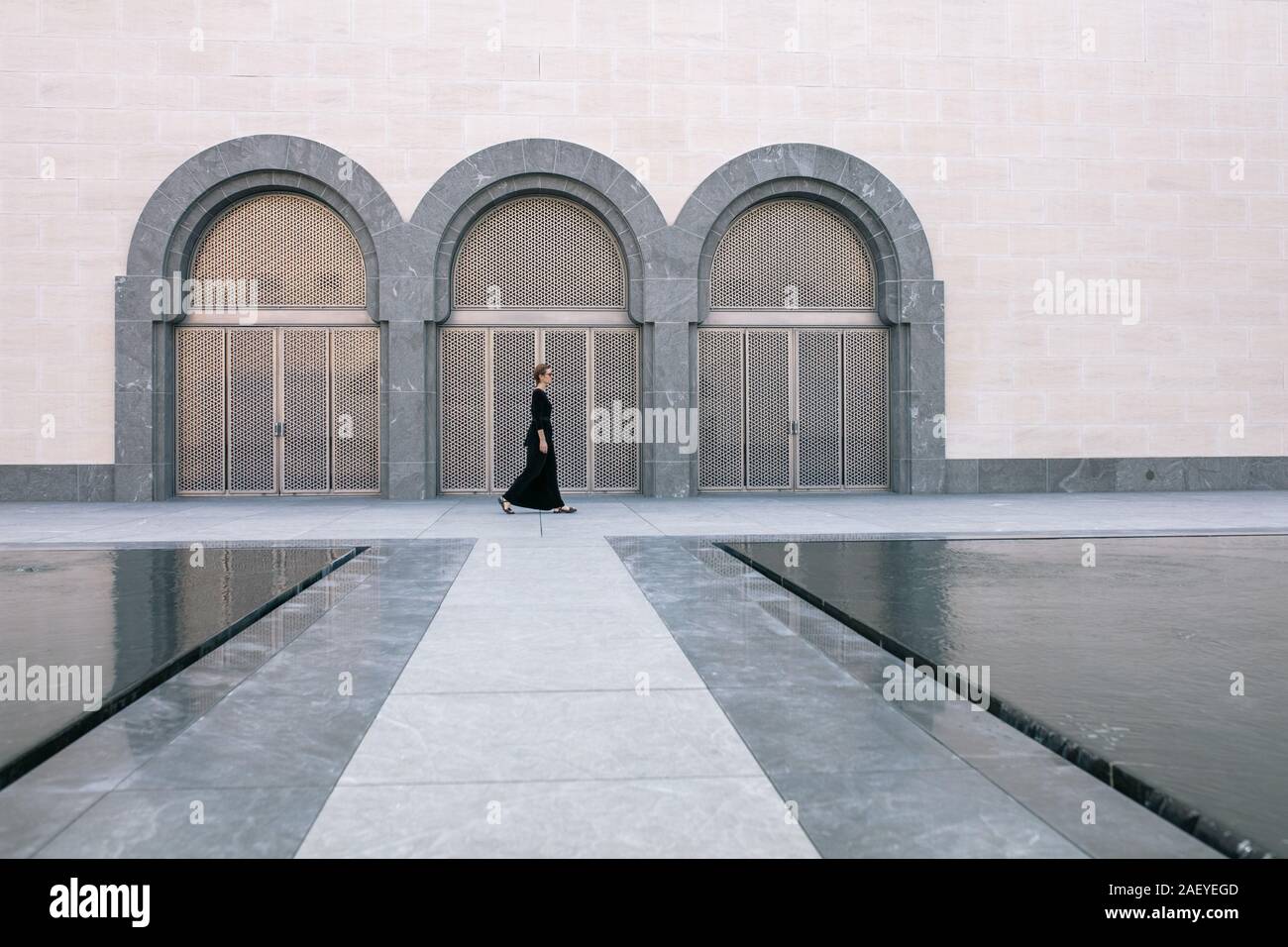 Woman walking by the arch gates in Museum of Islamic art in Doha Stock ...