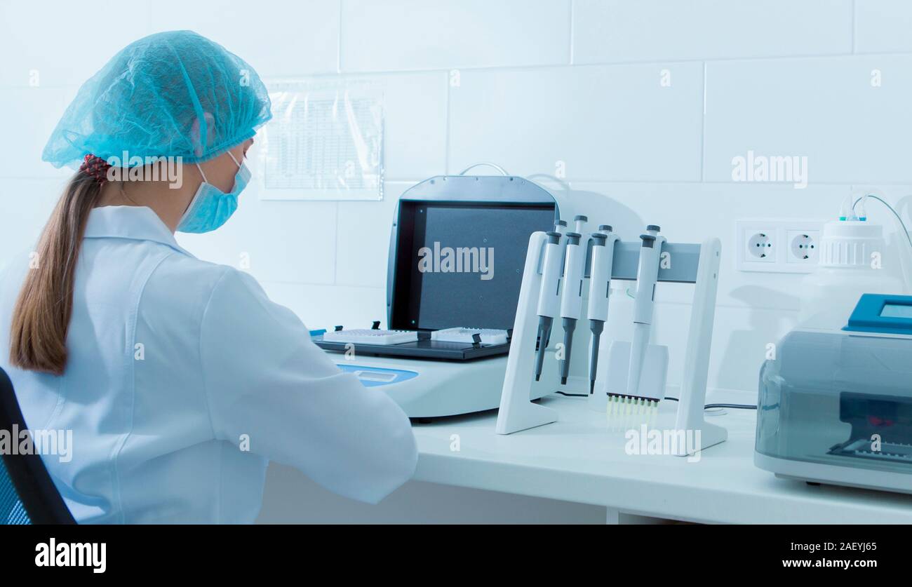 Young lab assistant hi-res stock photography and images - Alamy