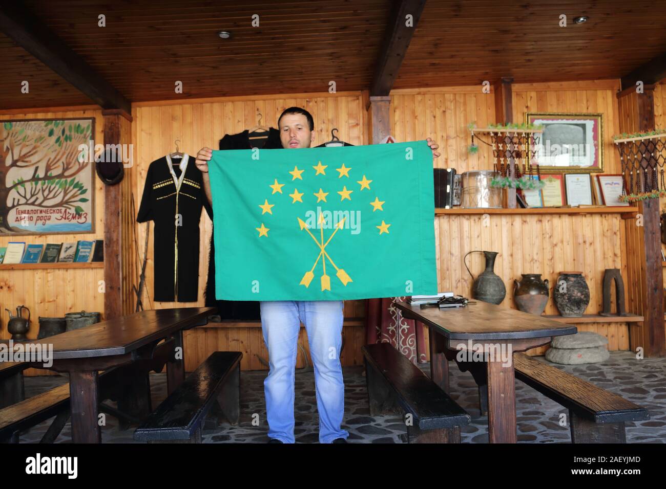 The guide conducts an excursion in the house of the museum of adegs ...