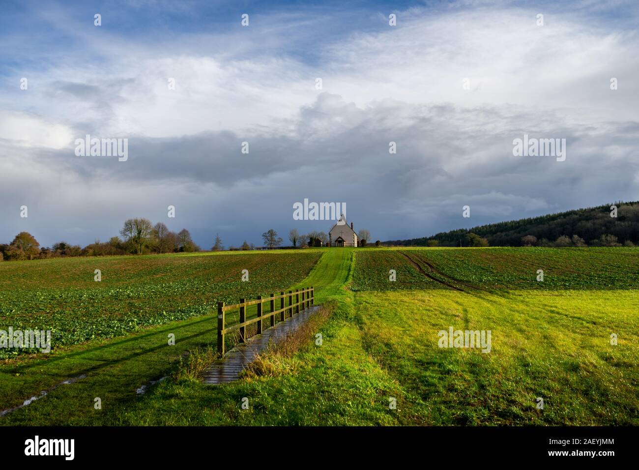English countryside church hi-res stock photography and images - Alamy