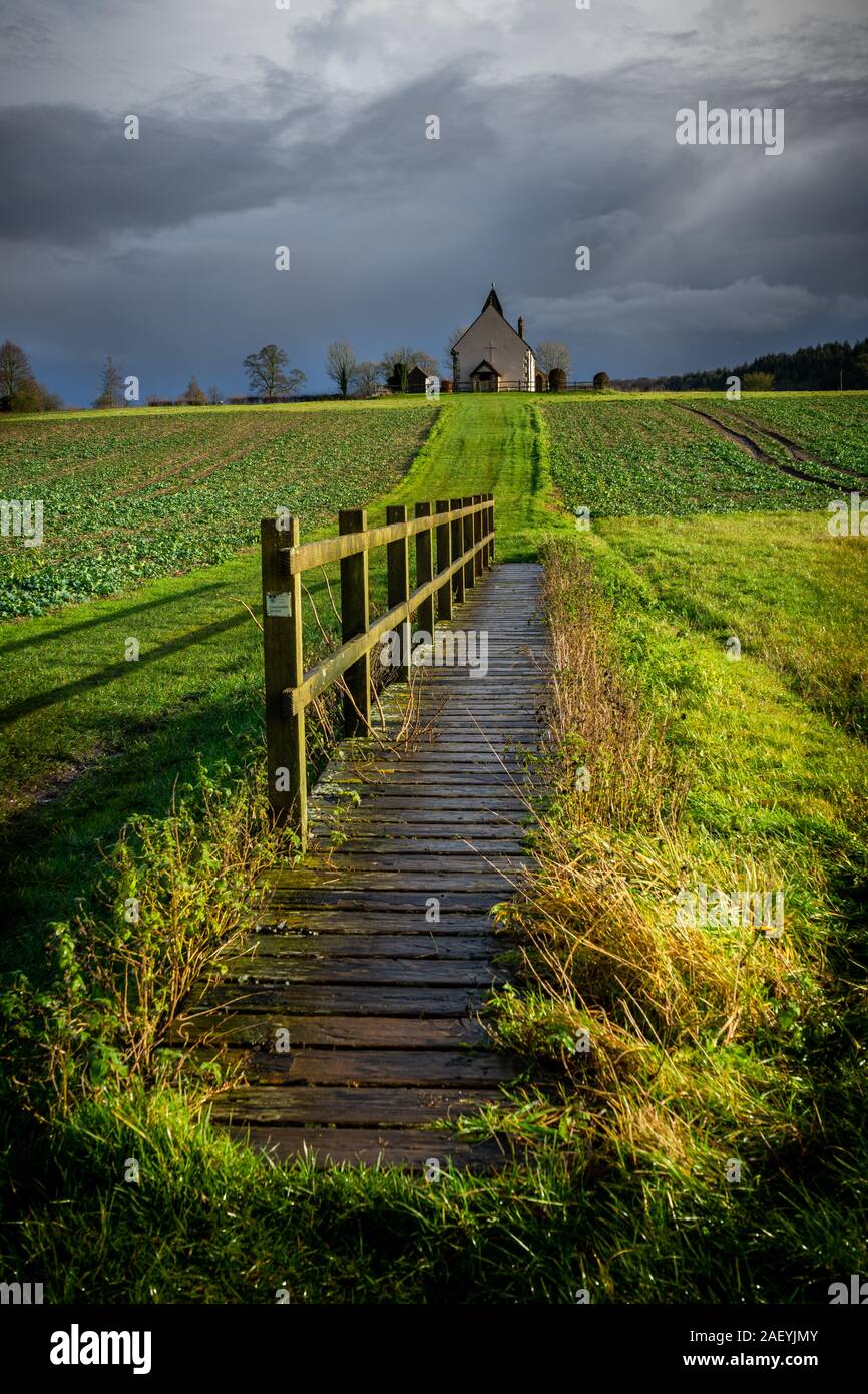 English countryside church hi-res stock photography and images - Alamy