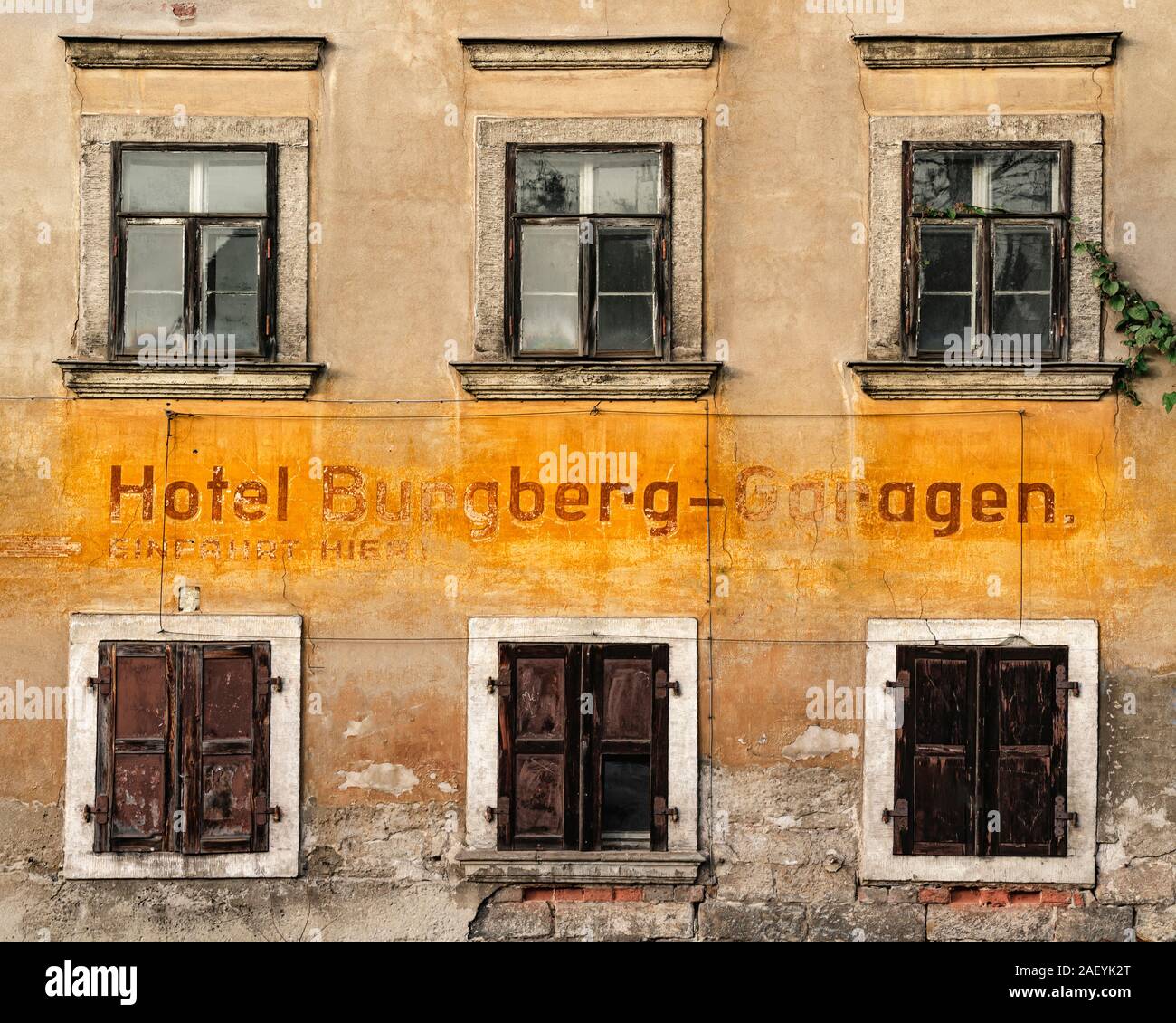 Run Down Hotel Sign High Resolution Stock Photography and Images - Alamy