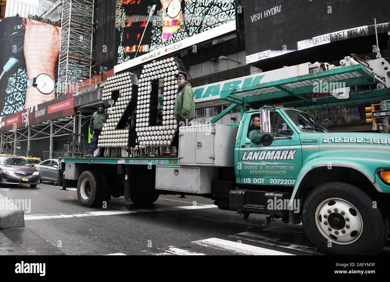 20 foot drop hi-res stock photography and images - Alamy