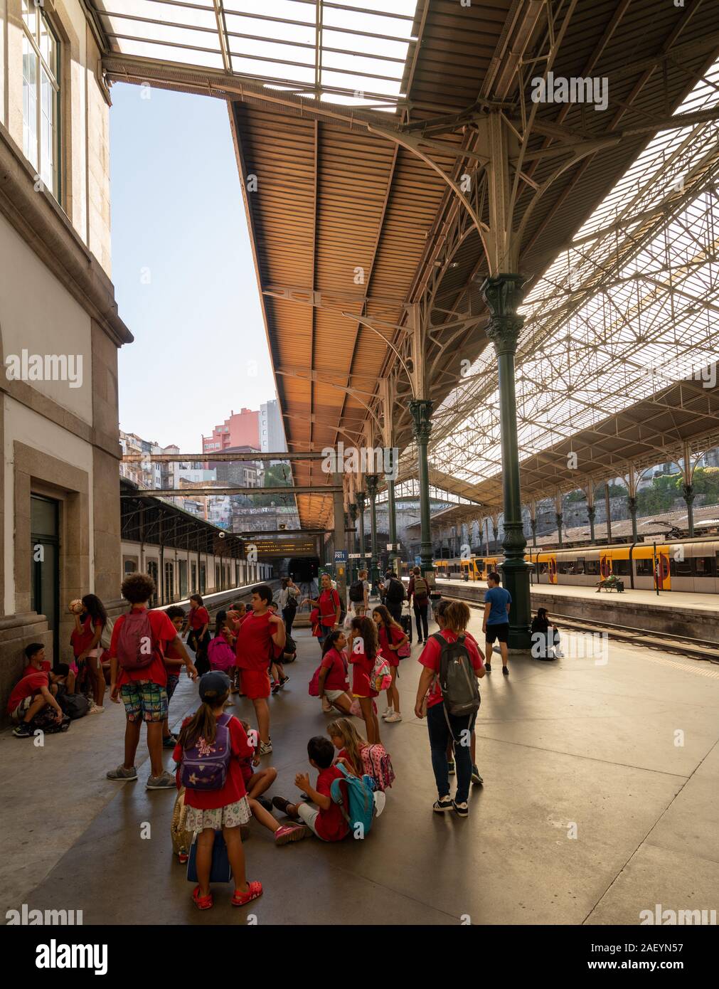 School children await train hi-res stock photography and images - Alamy