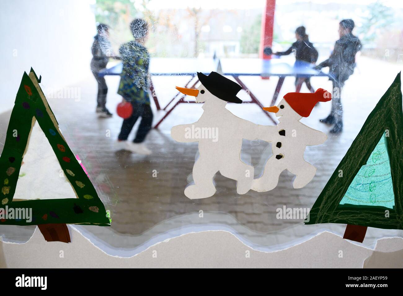 Children play during break school hi-res stock photography and images ...