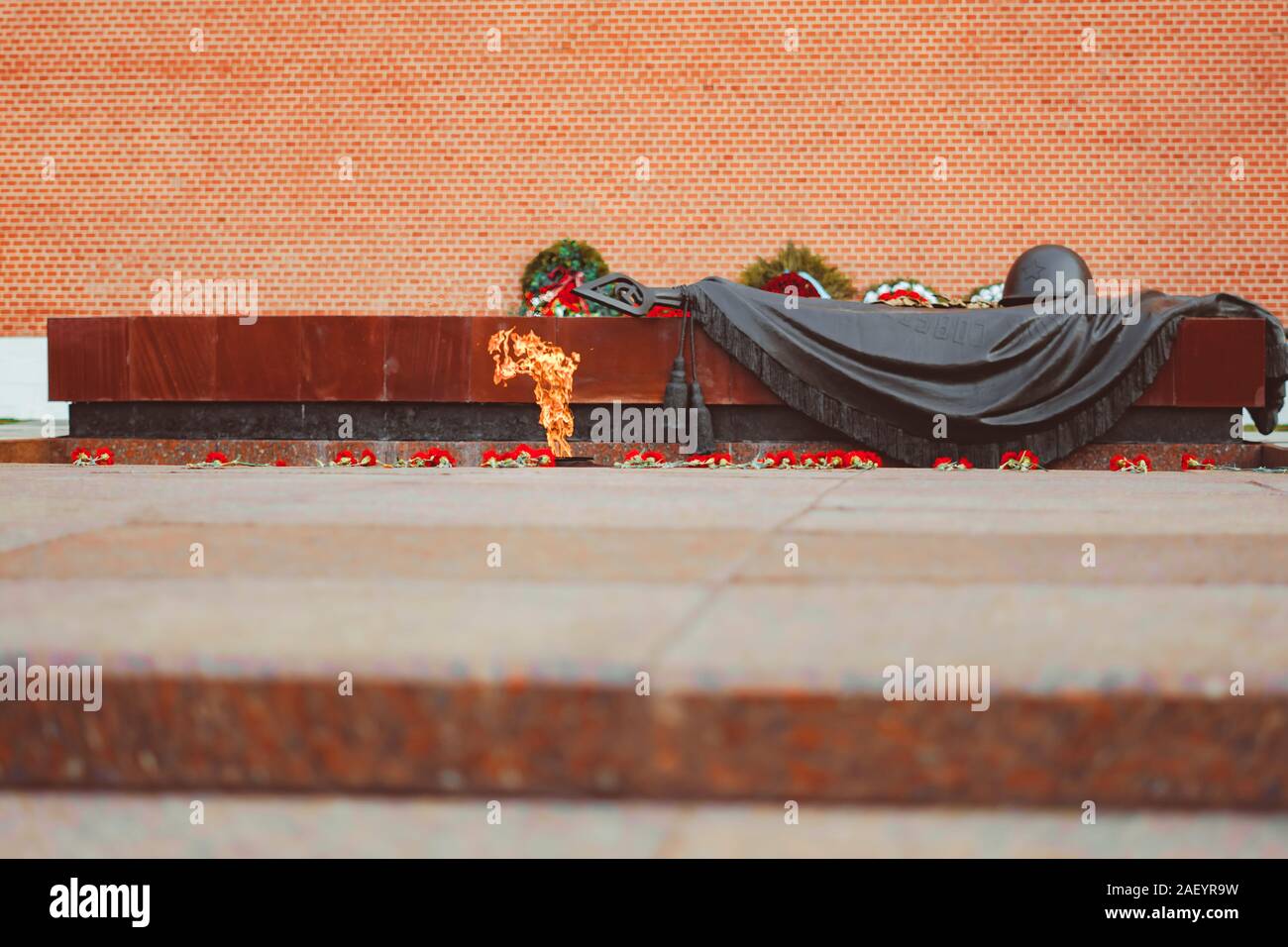 eternal flame in on the grave of the unknown soldier Stock Photo - Alamy