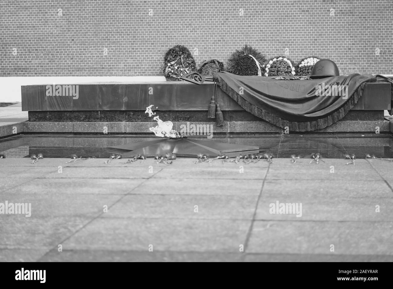 eternal flame in on the grave of the unknown soldier Stock Photo - Alamy