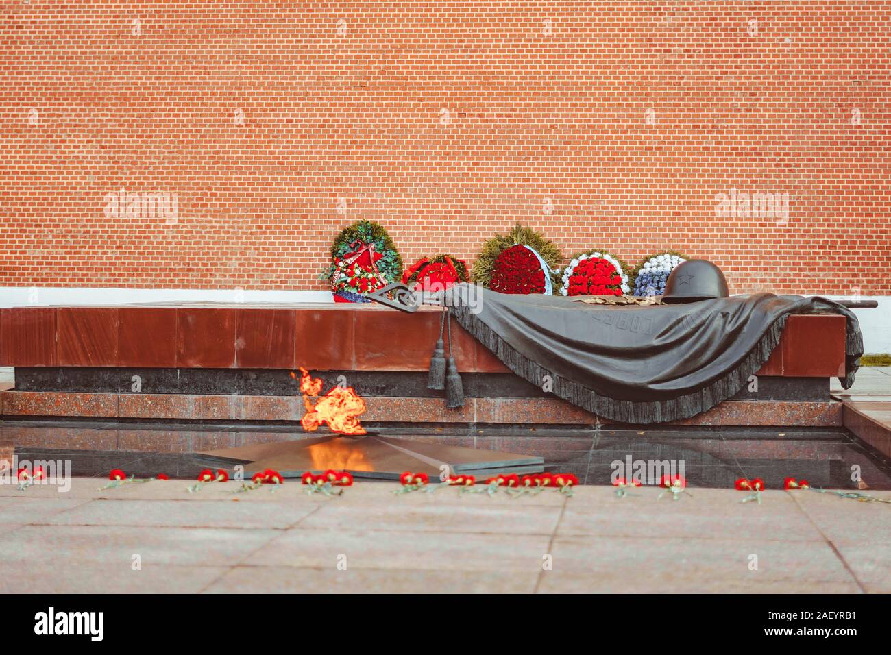 eternal flame in on the grave of the unknown soldier Stock Photo - Alamy