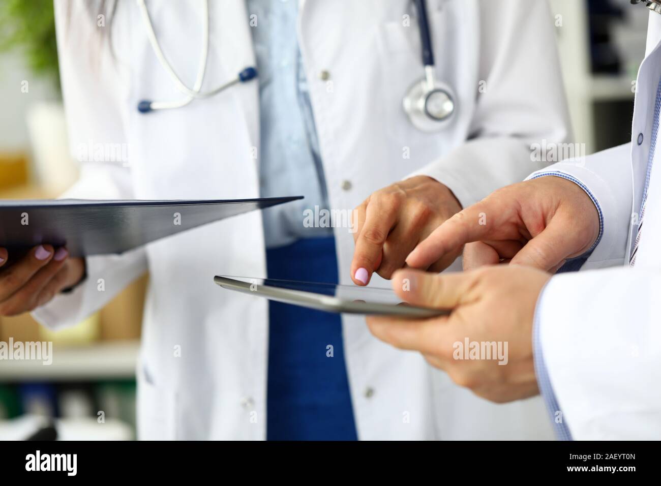 Team group doctors tablet pc hi-res stock photography and images - Alamy