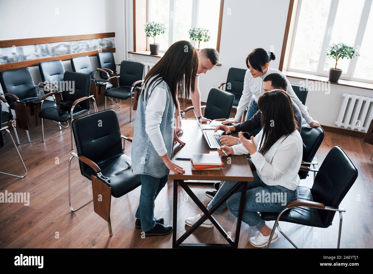 Crowd of people working together hi-res stock photography and images ...