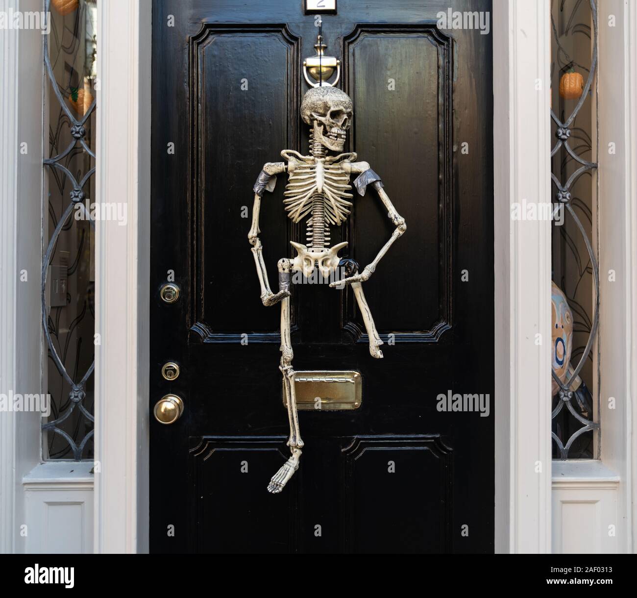 Skull and bones door hi-res stock photography and images - Alamy
