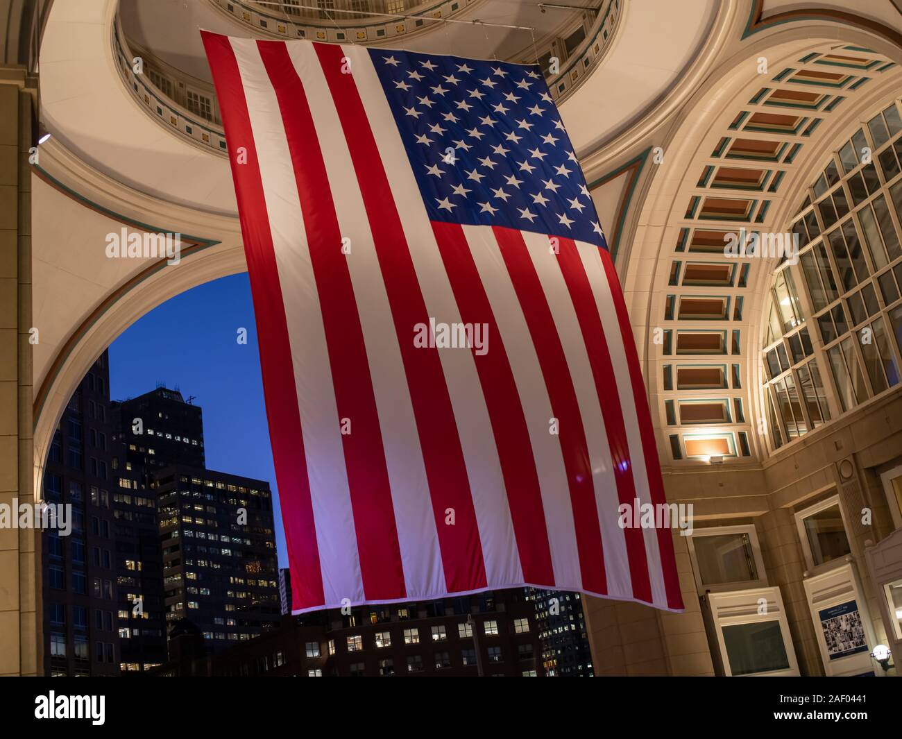 Large american flag hi-res stock photography and images - Alamy