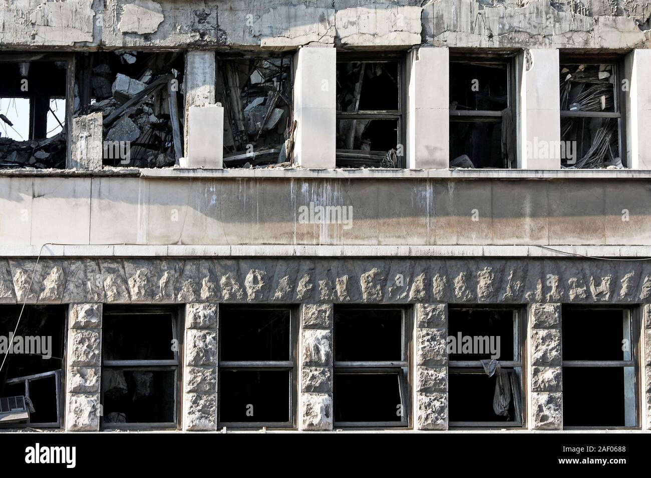 Earthquake destroyed building facade hi-res stock photography and ...