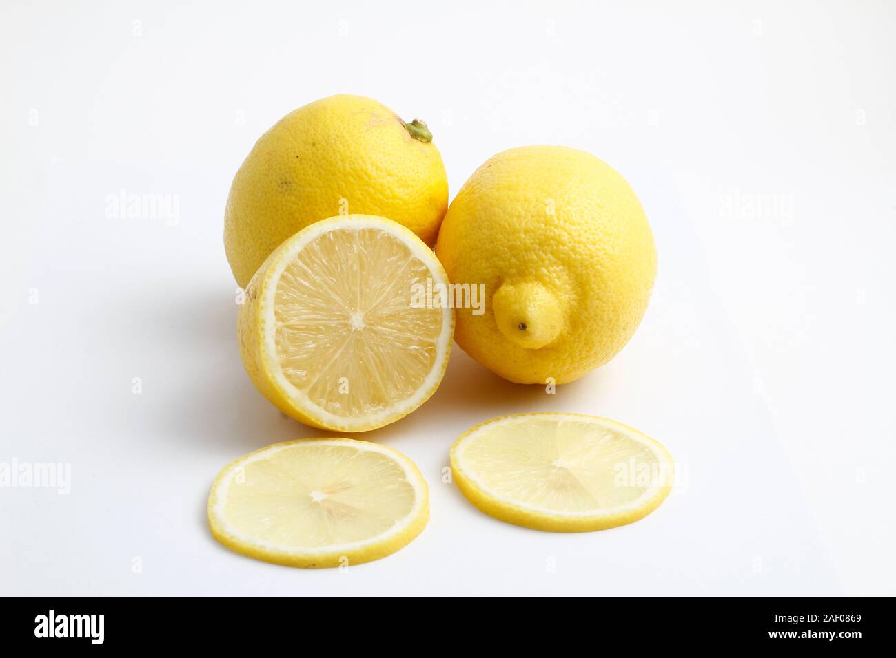 Ripe whole yellow lemon citrus fruit with lemon slice isolated on white ...
