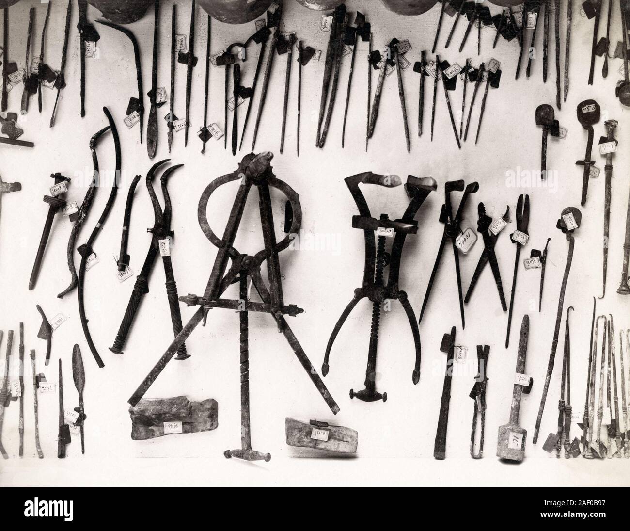 Vintage surgical instruments hi-res stock photography and images - Alamy