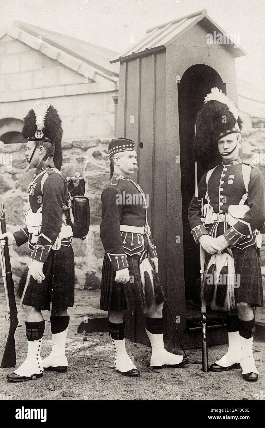 92nd (Gordon) Highlanders in kilts, Edinburgh Castle, Scotland Stock ...