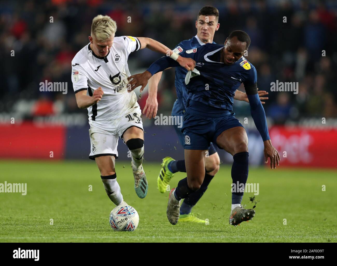 Blackburn rovers ryan nyambe battle hi-res stock photography and images ...
