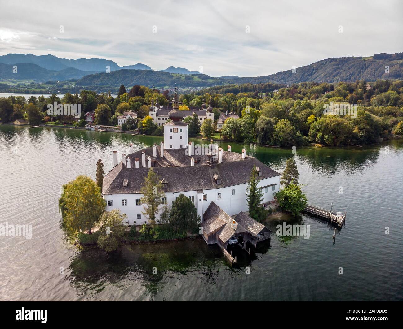 Scenic view on Gmunden Schloss Ort or Schloss Orth in the Traunsee lake ...