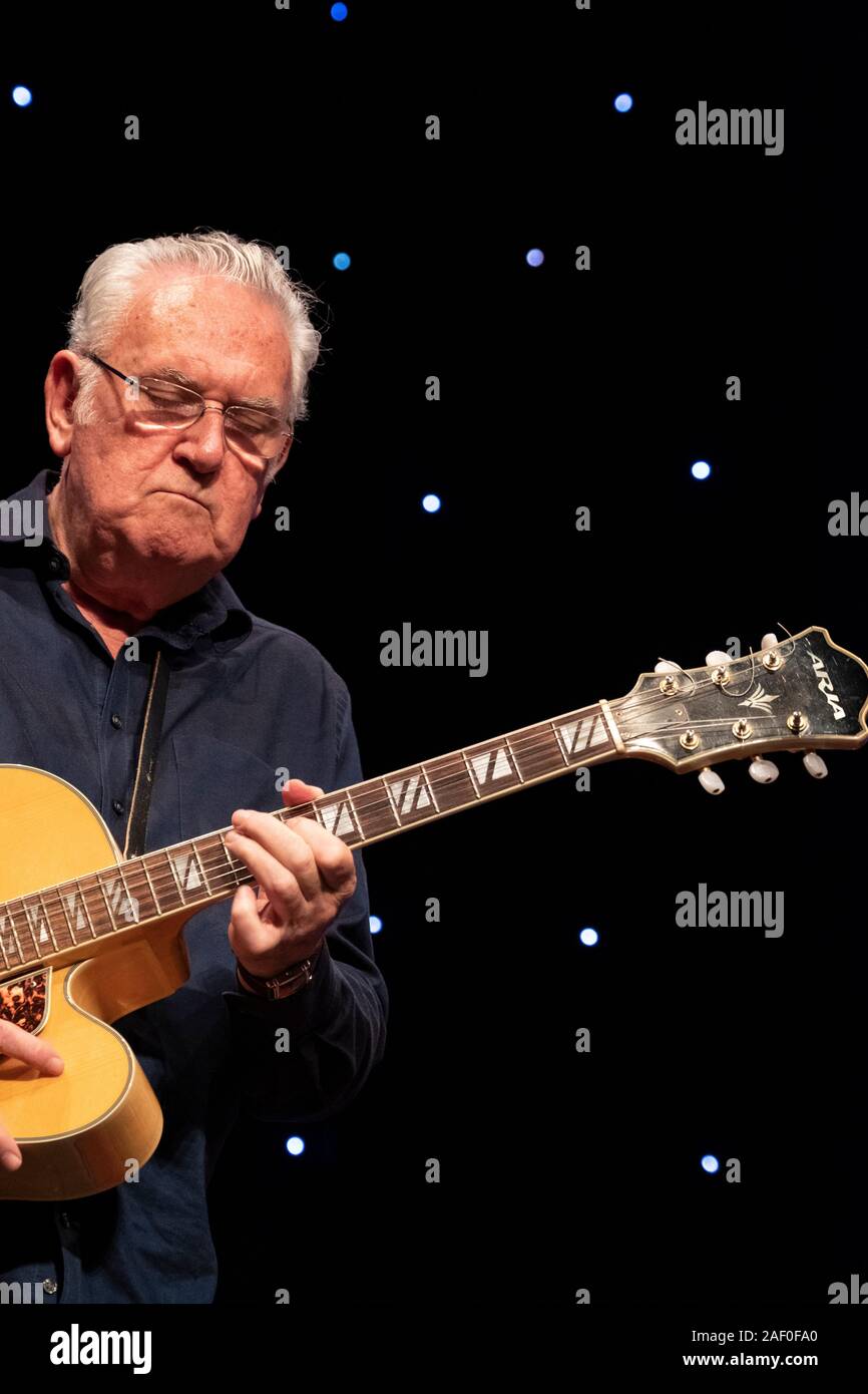 Jim Mullen plays guitar with Jim Mullen's Volunteers, Scarborough Jazz ...
