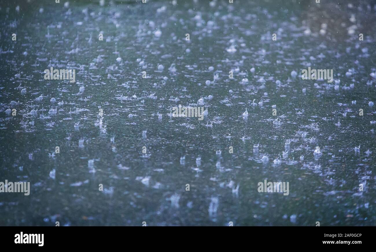 Falling rain texture hi-res stock photography and images - Alamy