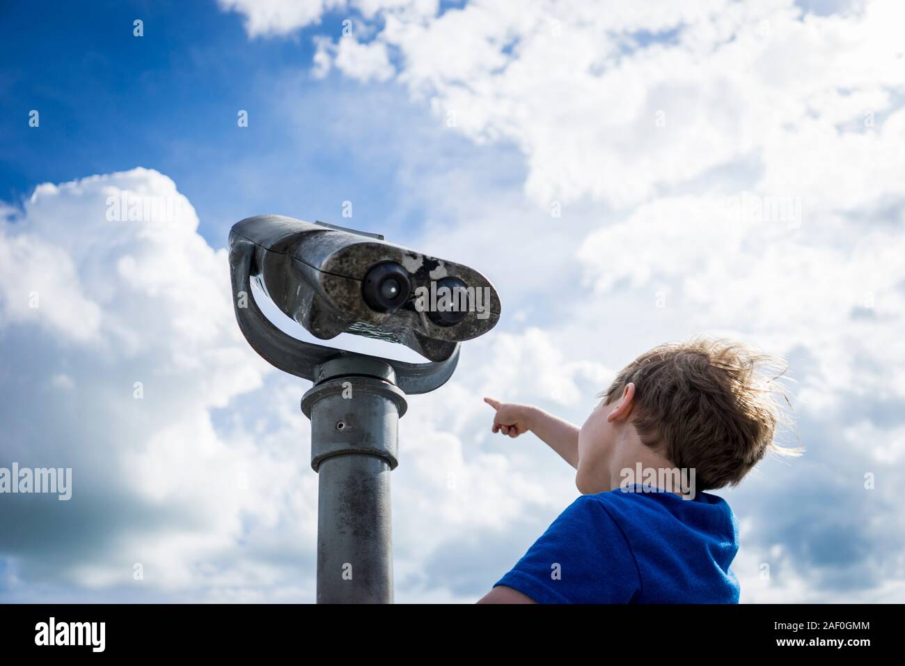 Boy pointing sun hi-res stock photography and images - Alamy