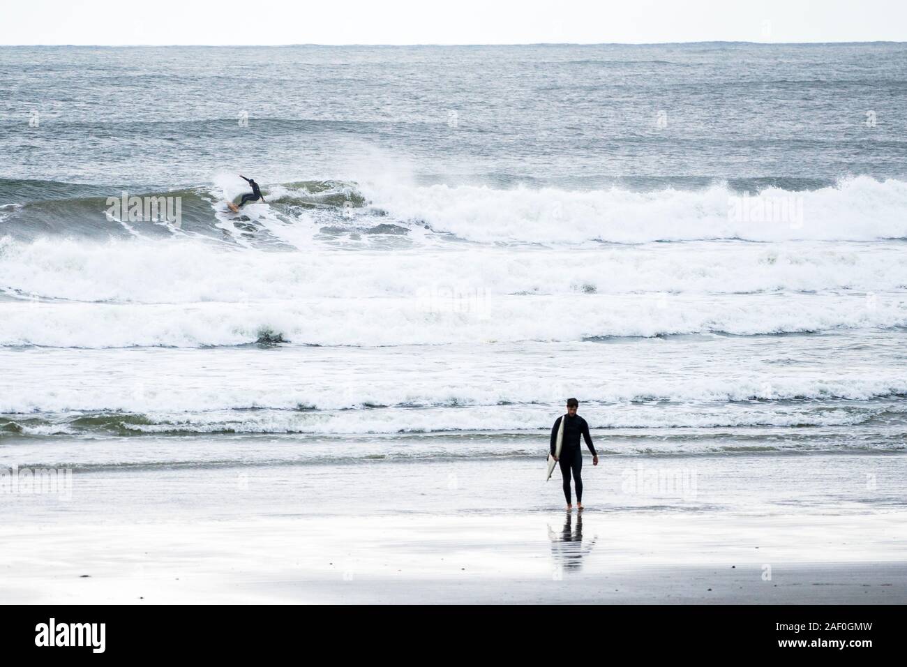 Surfers big waves hi-res stock photography and images - Alamy