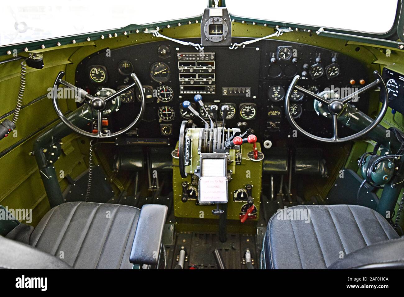 Vintage plane cockpit dials hi-res stock photography and images - Alamy