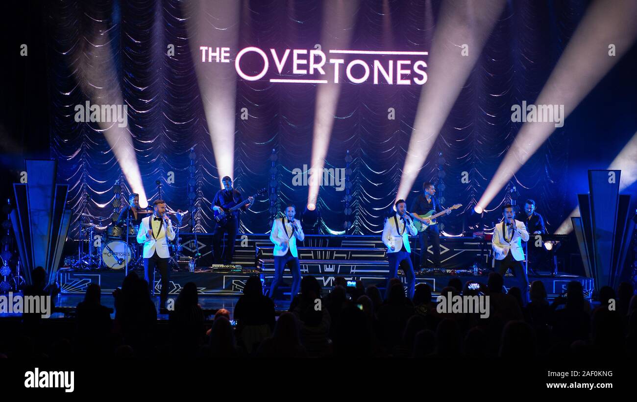 Singers concert hall hi-res stock photography and images - Alamy