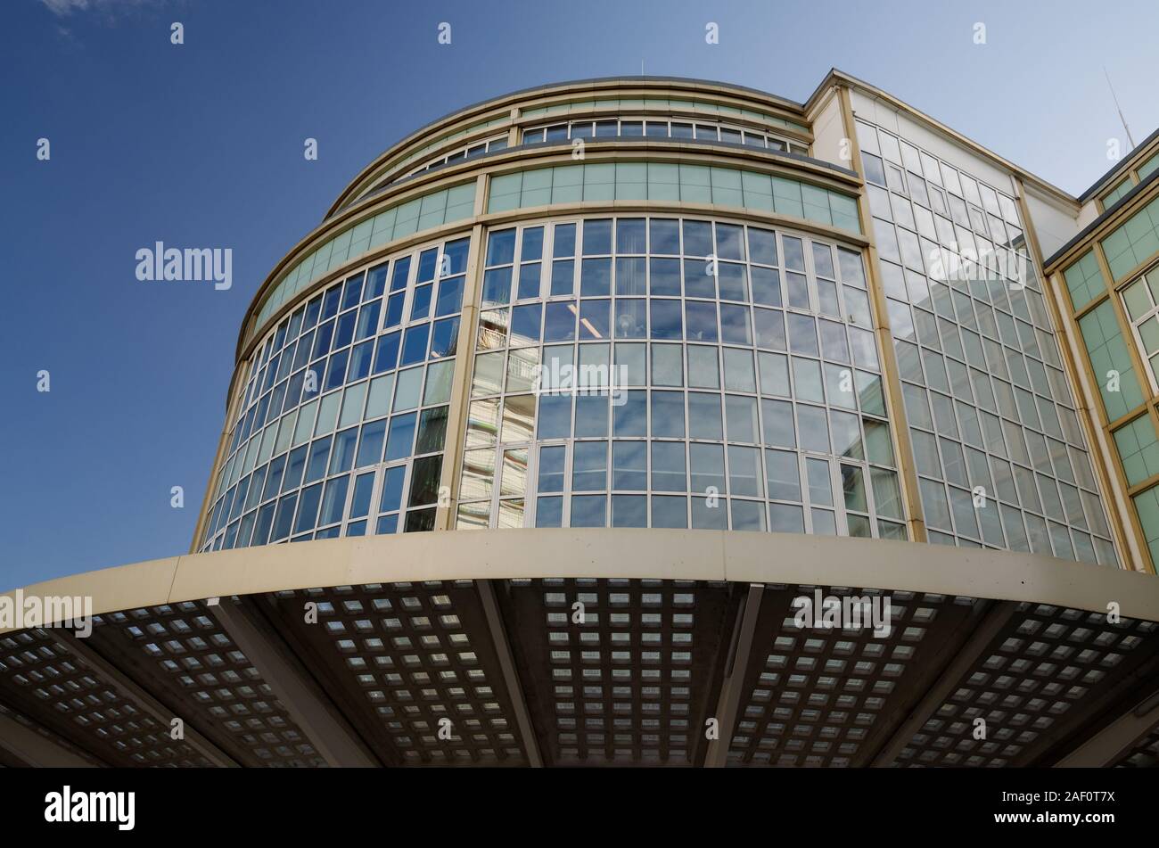 Perfume manufacturing hi-res stock photography and images - Alamy