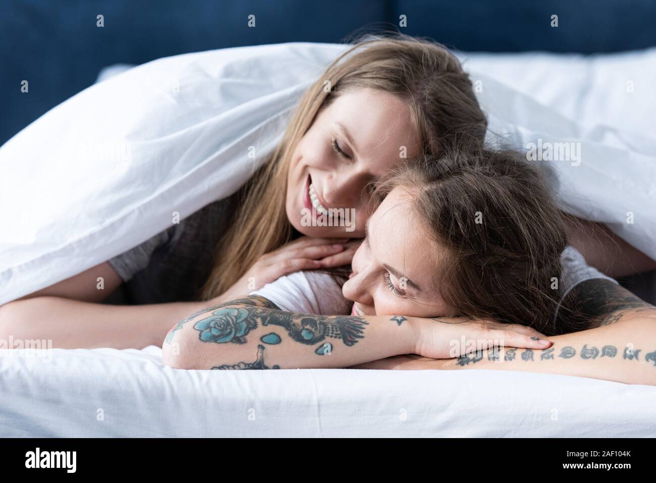 Smiling lesbians hi-res stock photography and images - Alamy