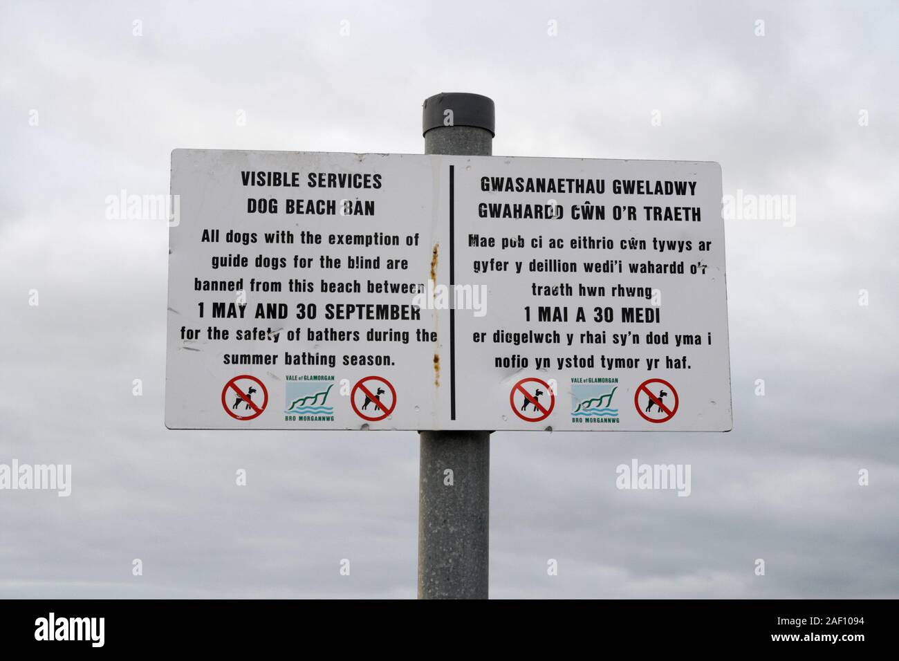 Bilingual English / Welsh sign, Barry beach Wales UK Stock Photo - Alamy