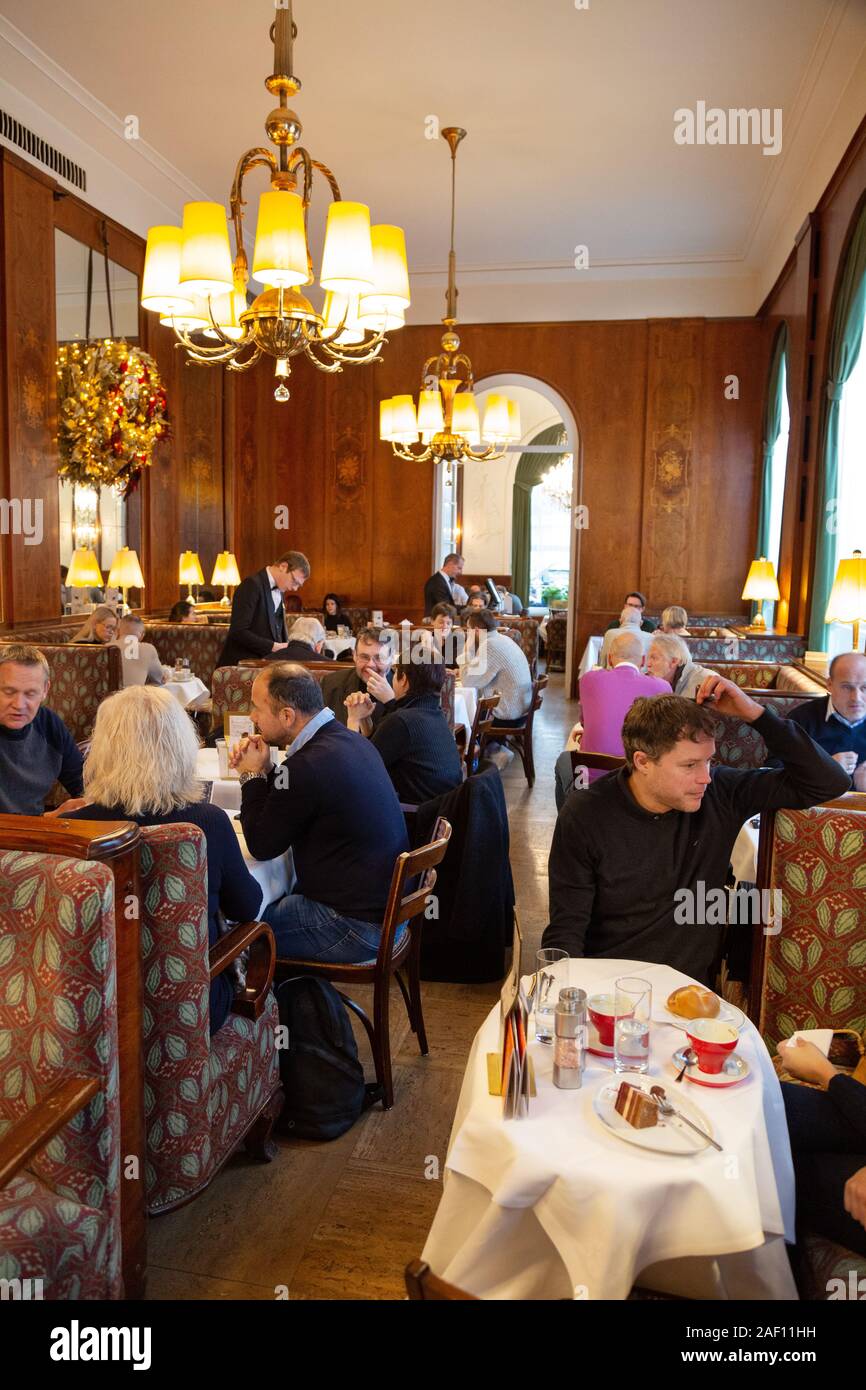 Vienna cafe; people sitting eating and drinking in Cafe Landtmann ...