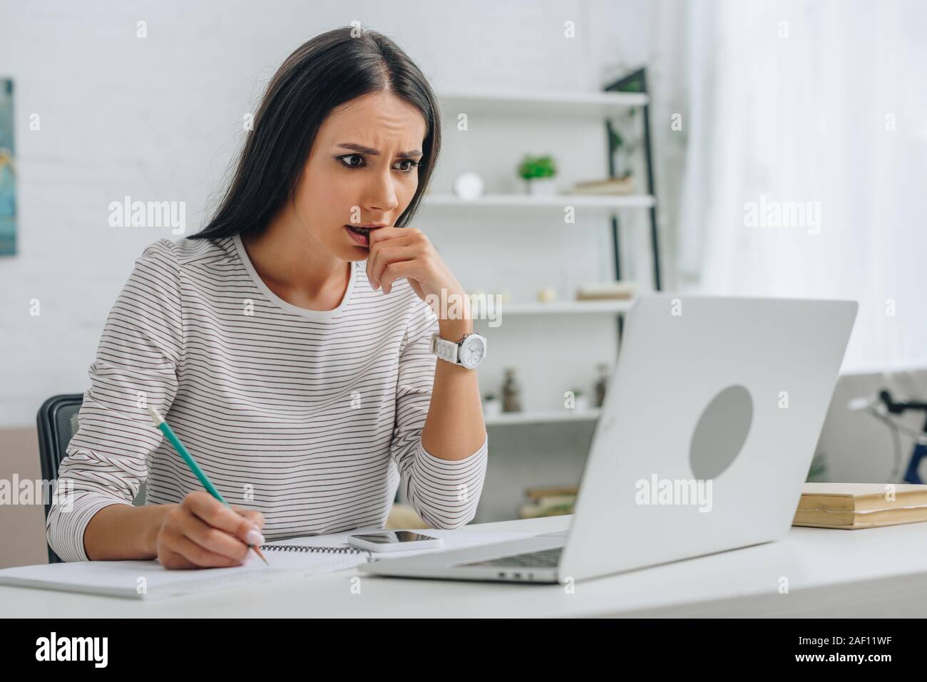 Girl laptop looking scared hi-res stock photography and images - Alamy