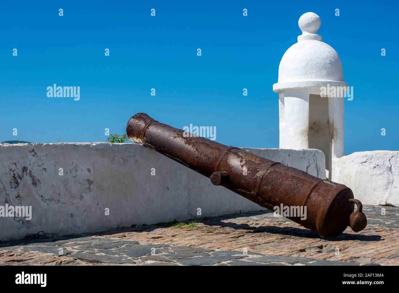 Old sea fort with its ancient cannon and outpost at brazilian tropical ...